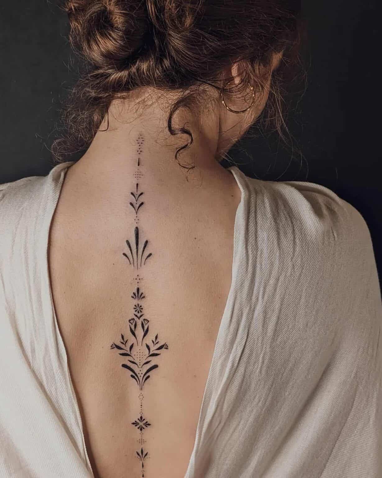 22 Beautiful Spine Tattoos For Women • Body Artifact