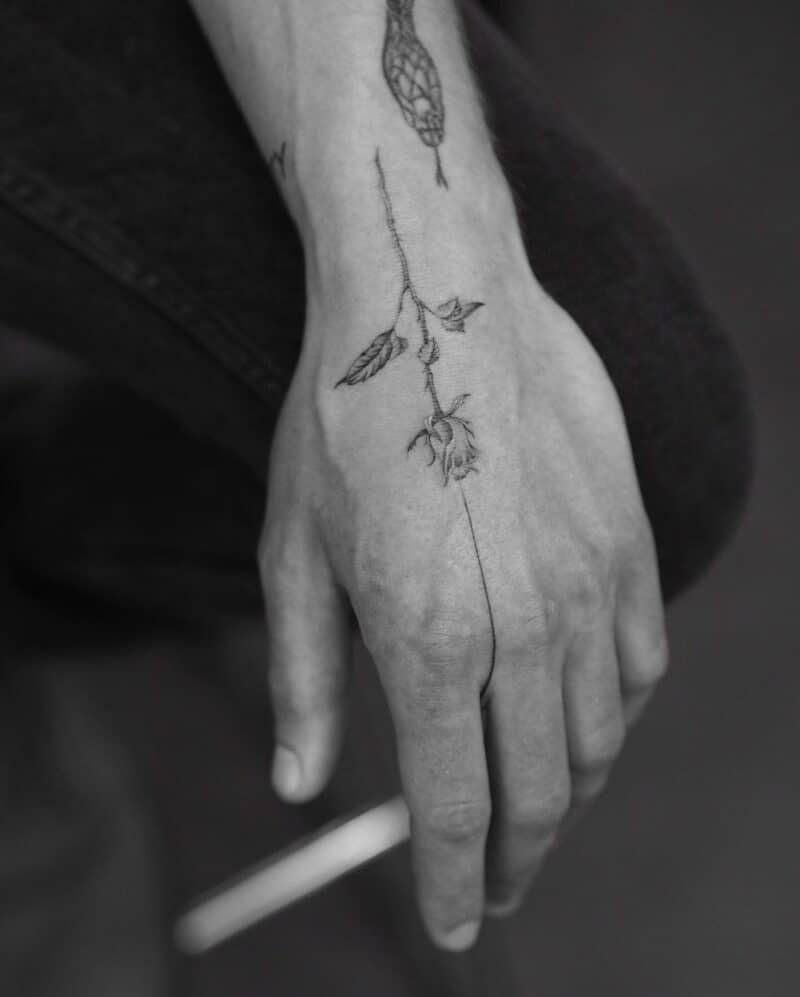 20 Powerful Hand Tattoos For Women • Body Artifact