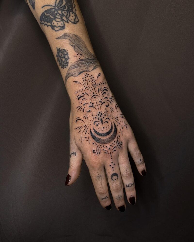 20 Powerful Hand Tattoos For Women • Body Artifact