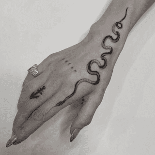 20 Powerful Hand Tattoos For Women • Body Artifact