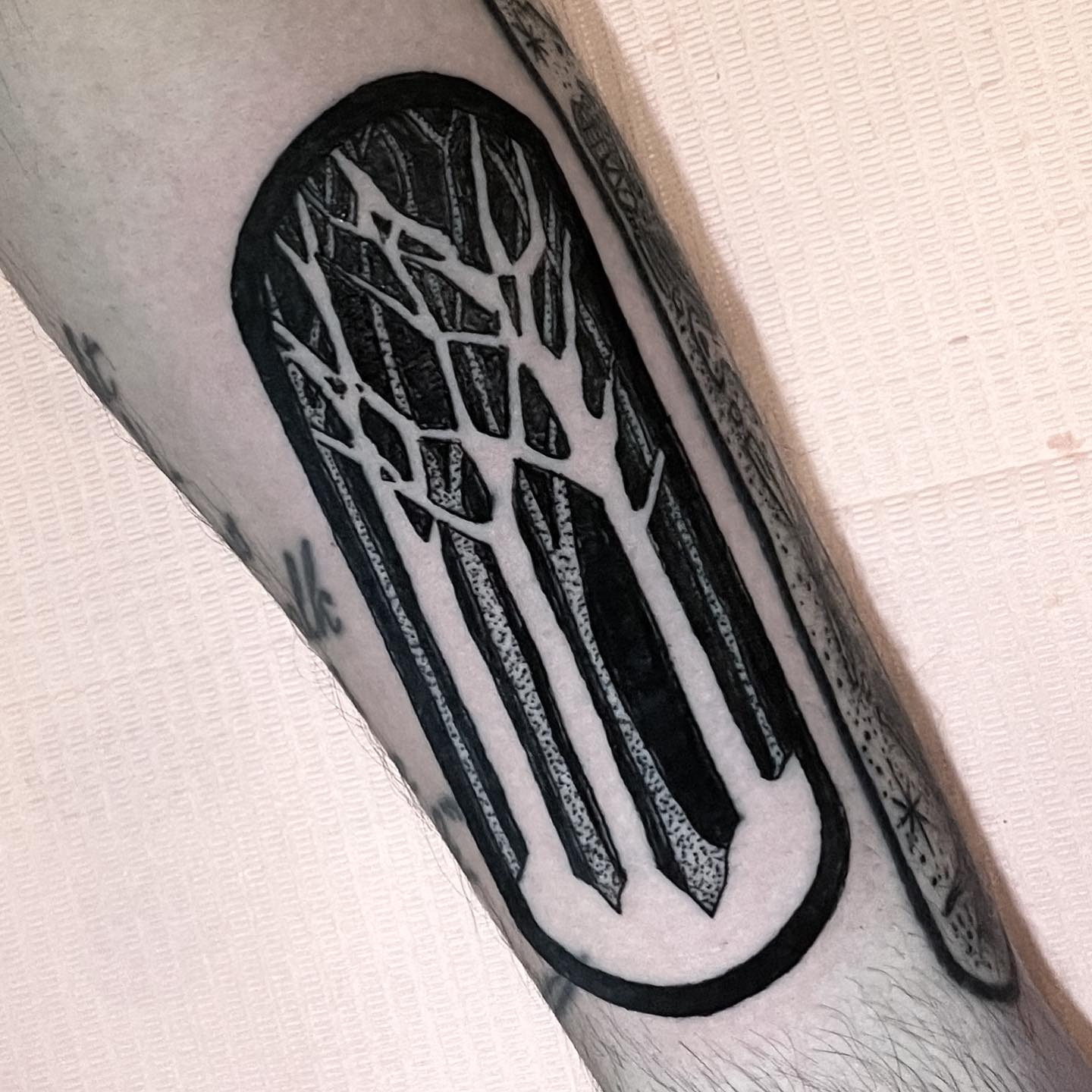 22 Blackwork Negative Space Tattoo To Get Lost In • Body Artifact